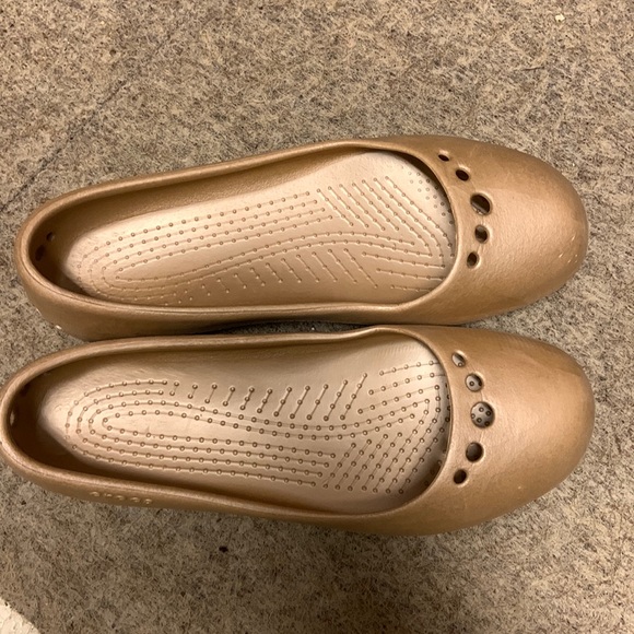 CROCS | Shoes | Crocs Flats Goldnude Color 7 | Poshmark